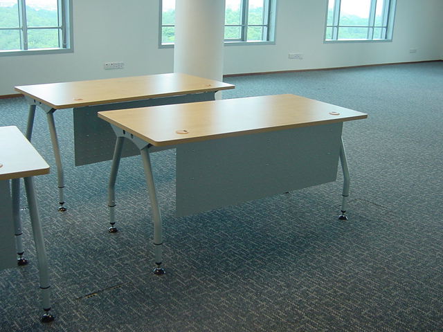 Free Standing Desk with Spider Leg – Varl Office Systems Pte Ltd